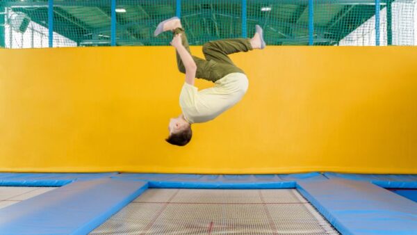 Wie man einen Rückwärtssalto auf einem Trampolin macht: Eine Anleitung ...